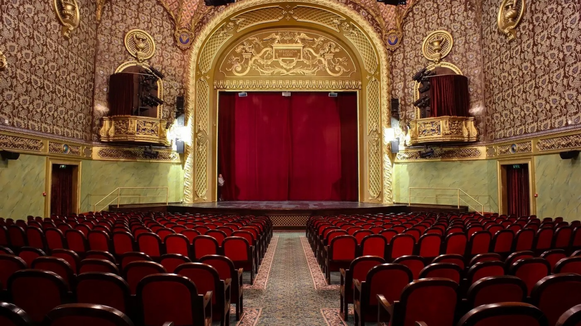 Russian Theater: A Theatrical Journey in Luxury – Decolux